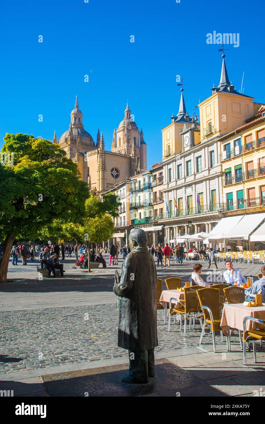 Antonio Machado statue and terraces at Plaza Mayor. Segovia, Spain ...