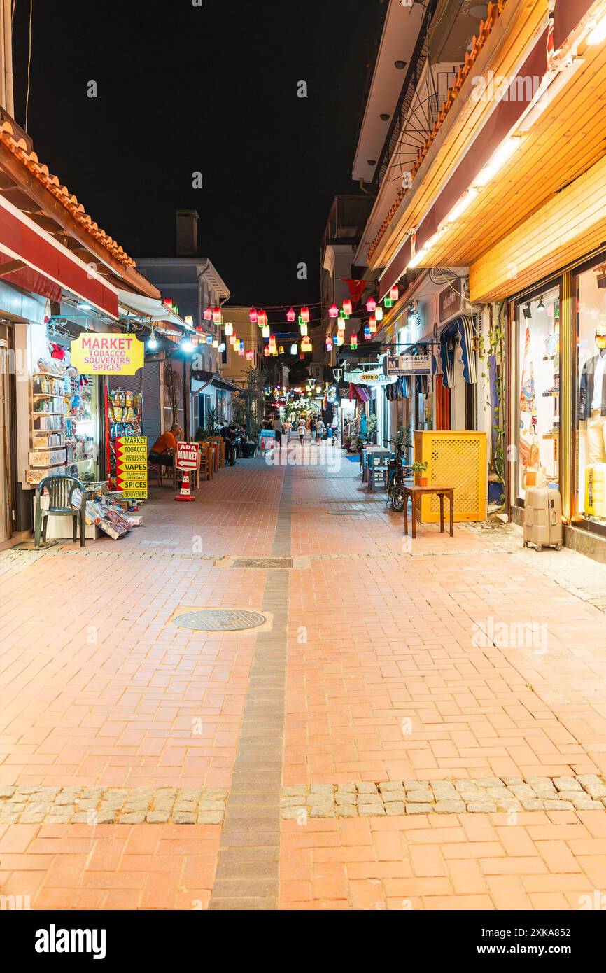 Lit street in vacation area hi-res stock photography and images - Alamy