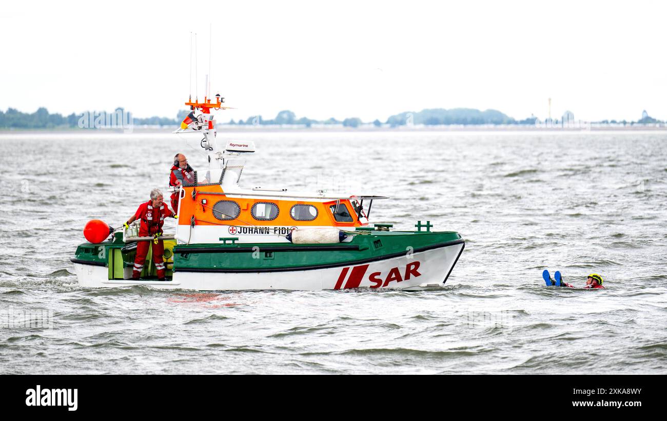 Hooksiel, Germany. 17th July, 2024. The sea rescuers complete a rescue ...