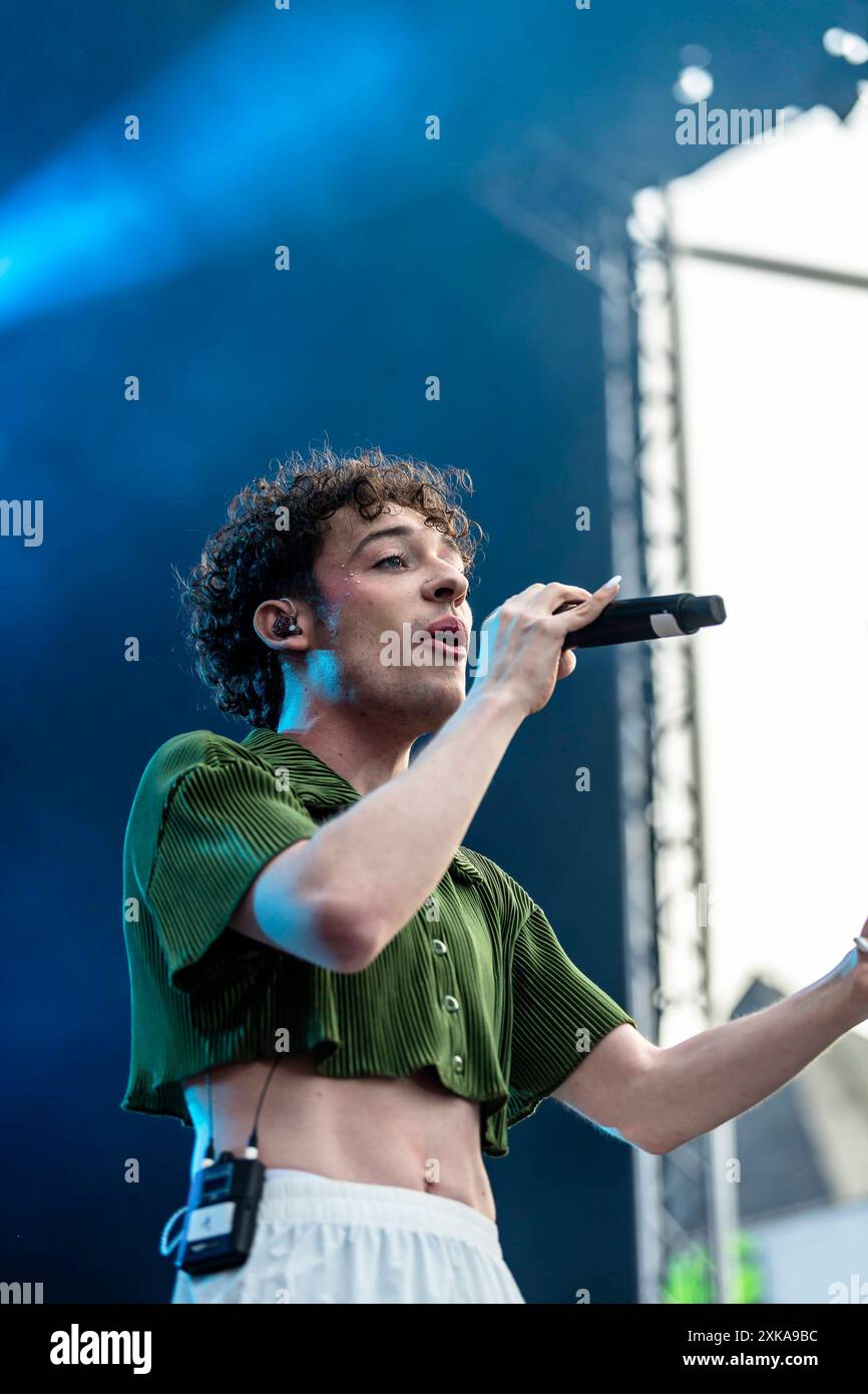 Nemo Sänger, ESC-Star Nemo begeistert die Menge auf dem Heumarkt ...