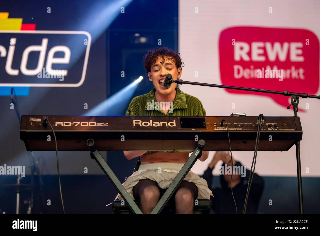 Nemo Sänger, ESC-Star Nemo begeistert die Menge auf dem Heumarkt ...