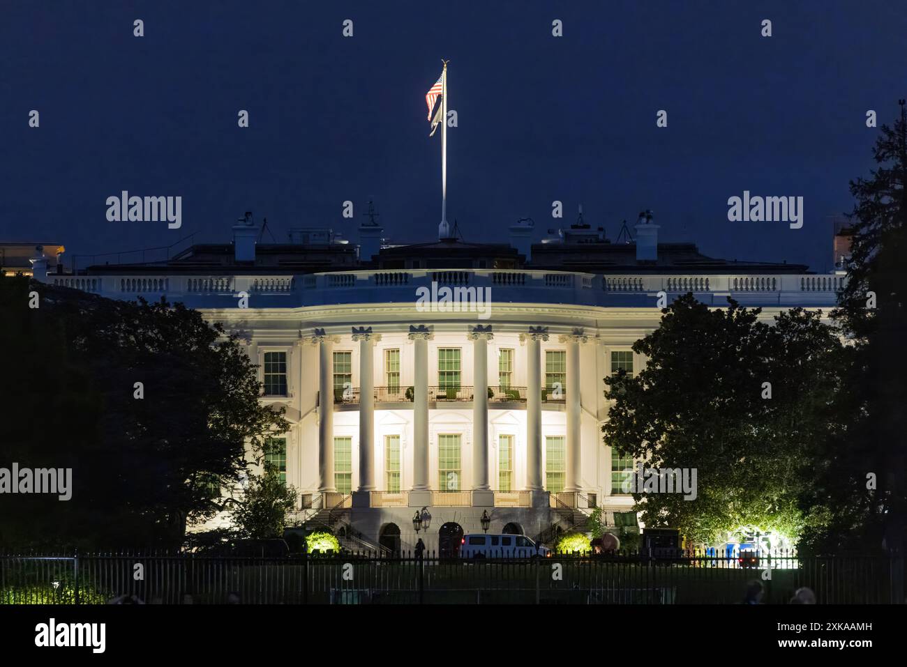 White mansion night hi-res stock photography and images - Alamy