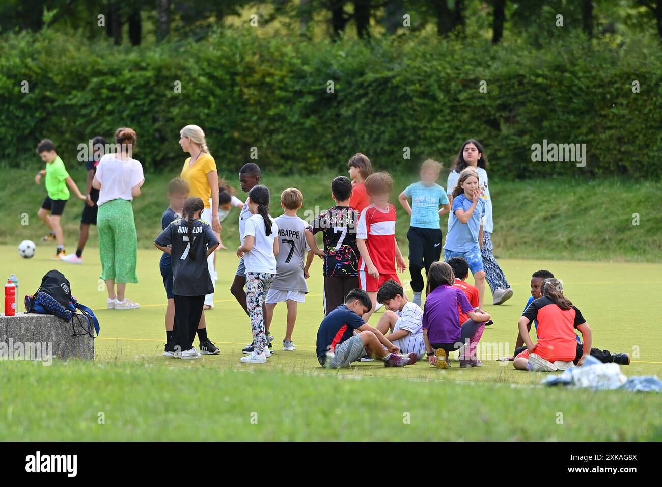 Grundschueler beim Sportunterricht im Freien,Pause,Sport *** Elementary ...