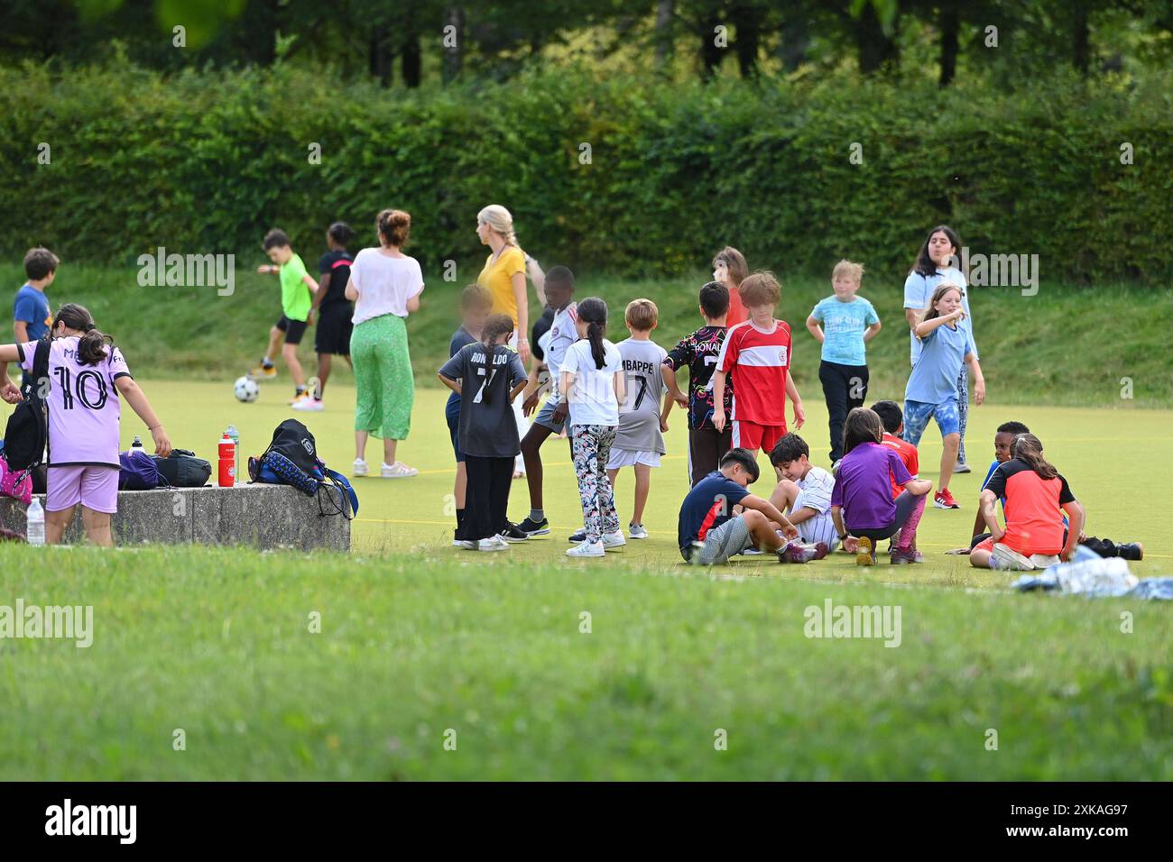 Grundschueler beim Sportunterricht im Freien,Pause,Sport *** Elementary ...