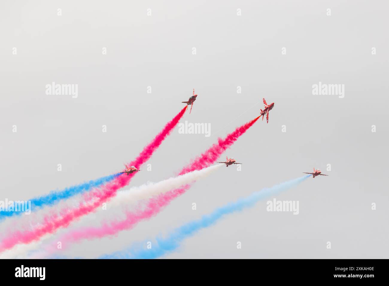 Fairford, UK. 21 JUL, 2024. Red arrows perform as thousands decended on ...