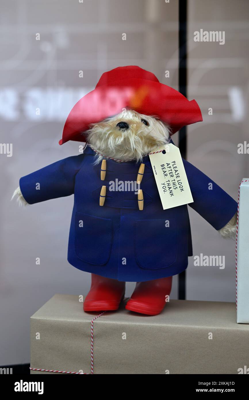 Presents display hi-res stock photography and images - Alamy