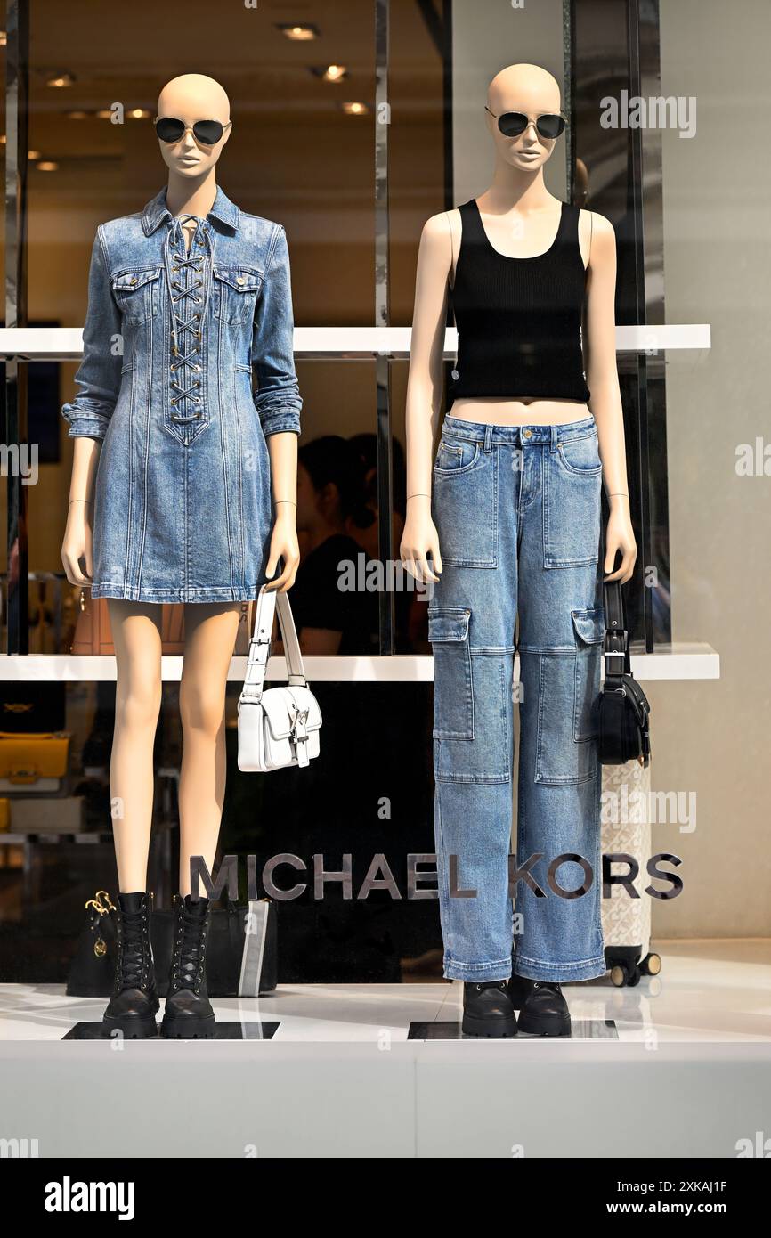 Shop display dummies hi-res stock photography and images - Alamy