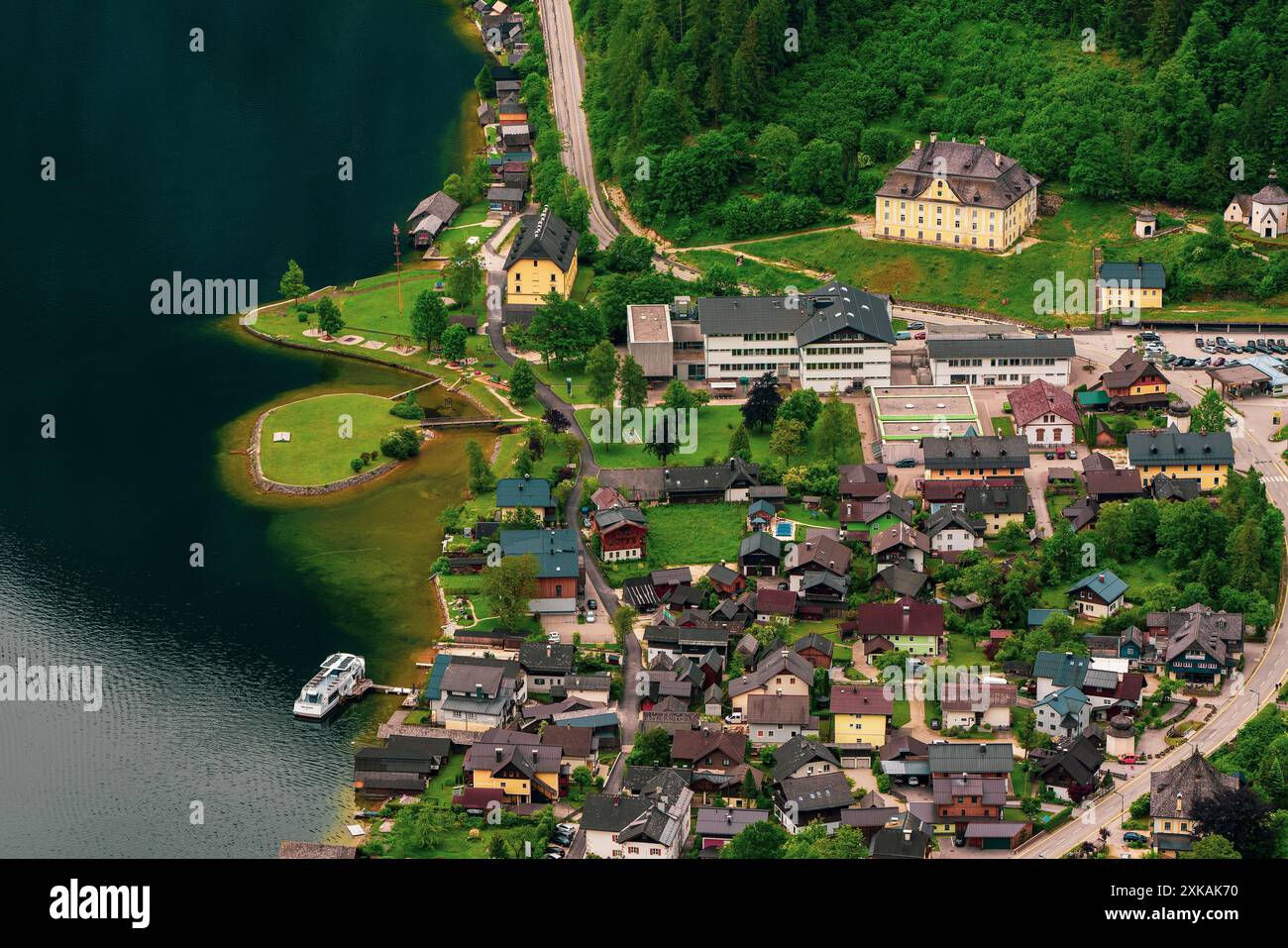 Panoramic view of the village of Hallstatt on Lake Hallstatt in Austria ...