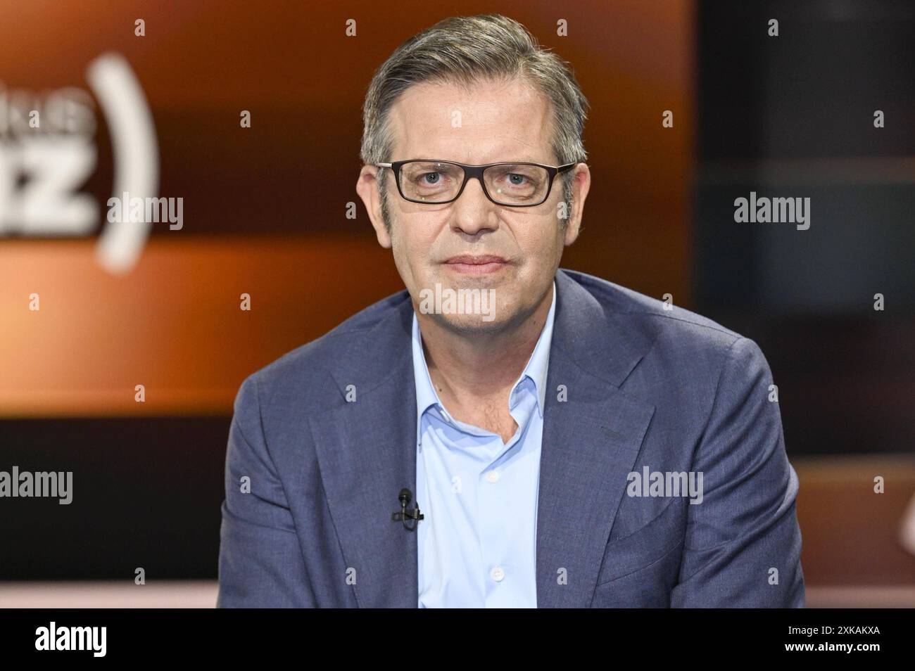 The man scientist tv hi-res stock photography and images - Alamy