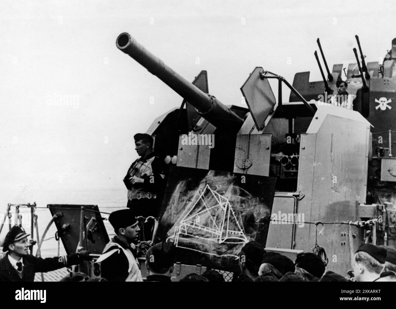 Sailors receive instruction at the aft turret of a torpedo boat ...