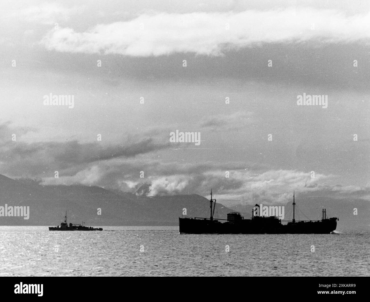 1940s convoy navy ships sea hi-res stock photography and images - Alamy