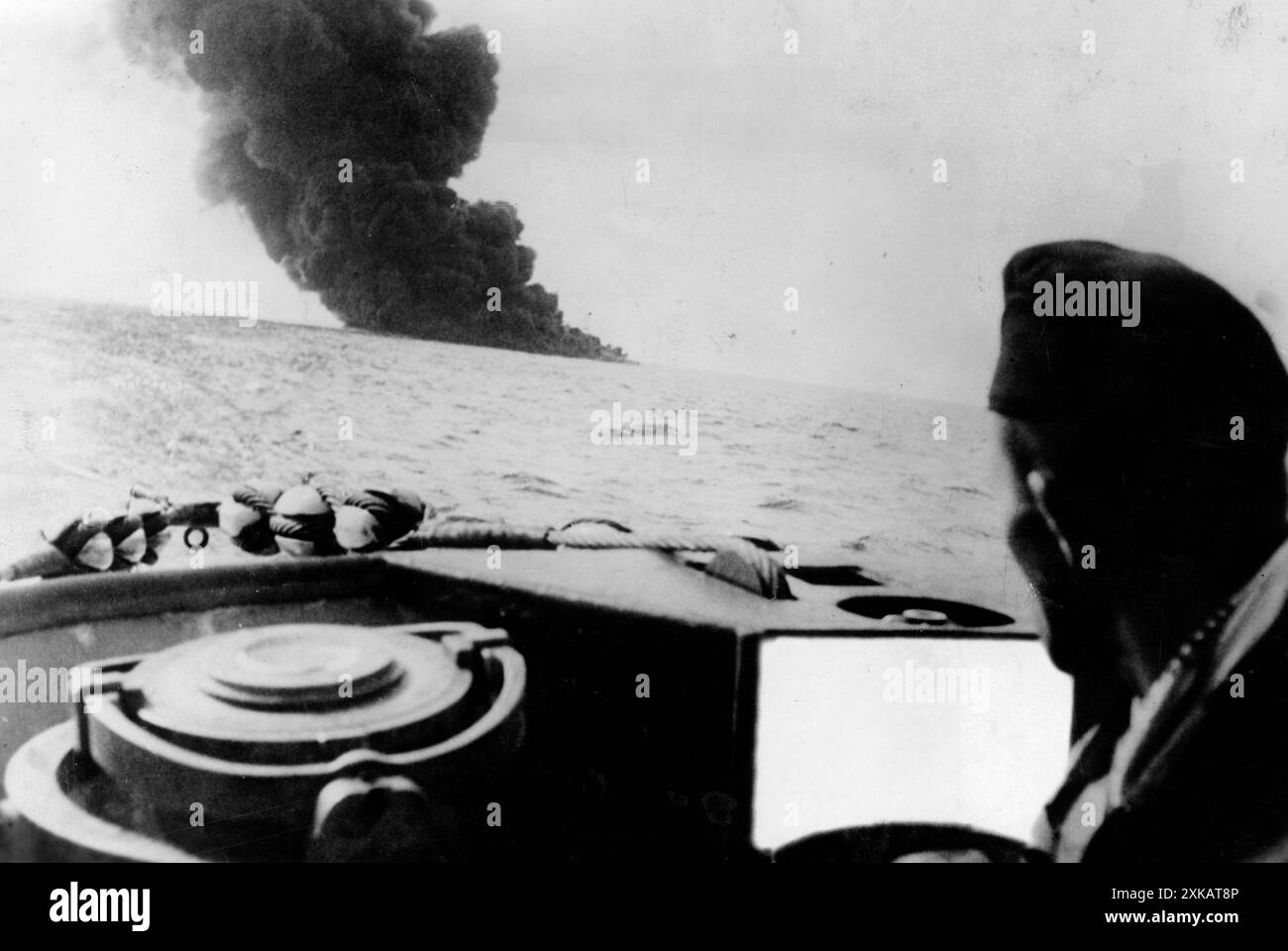 From the turret of his submarine of the Delphin group, a crew member ...