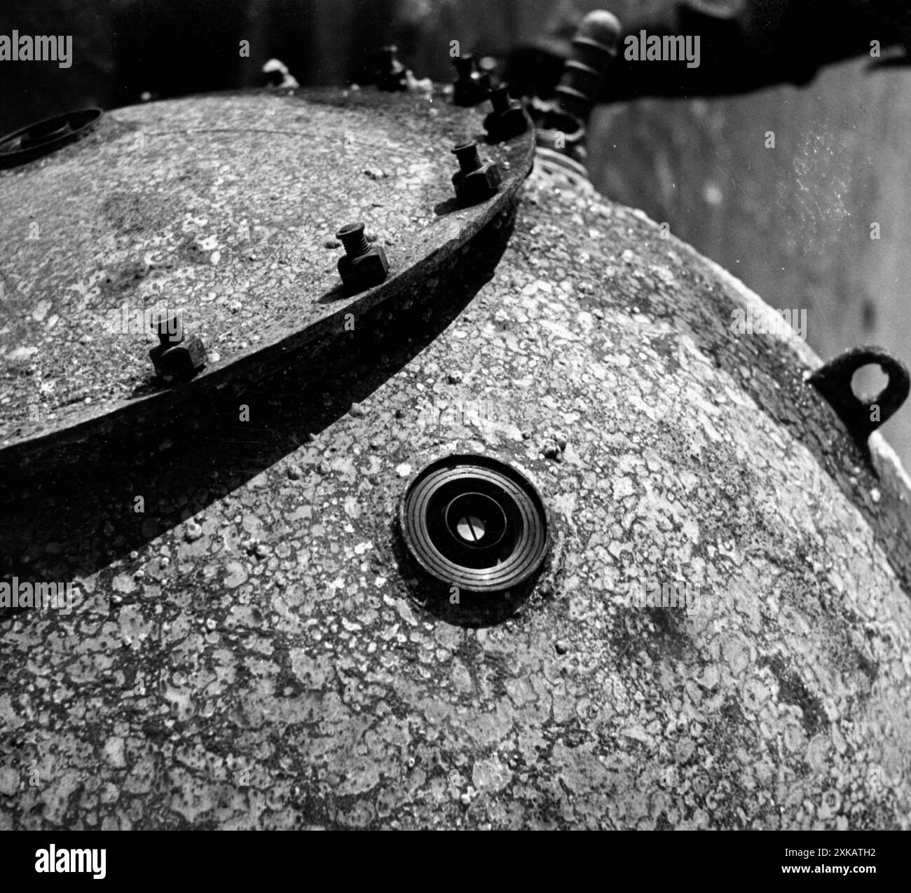 Defusing a sea mine that has washed up on the beach: View into the ...