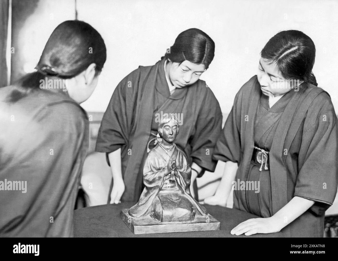 Female students with a model of a statue to be erected at the Tamagawa ...