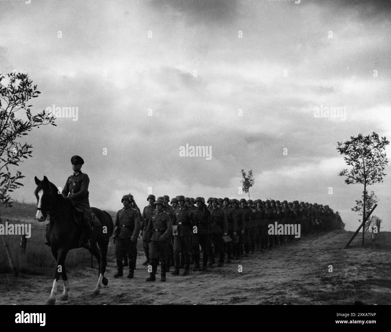 Infantry column marching hi-res stock photography and images - Alamy
