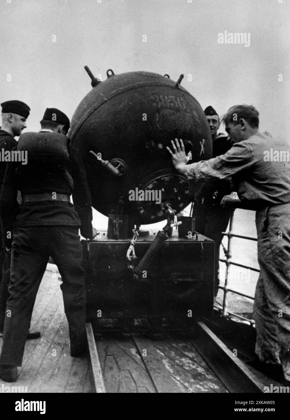 Mines are laid in the canal by a German minelayer. Photo: Augst ...