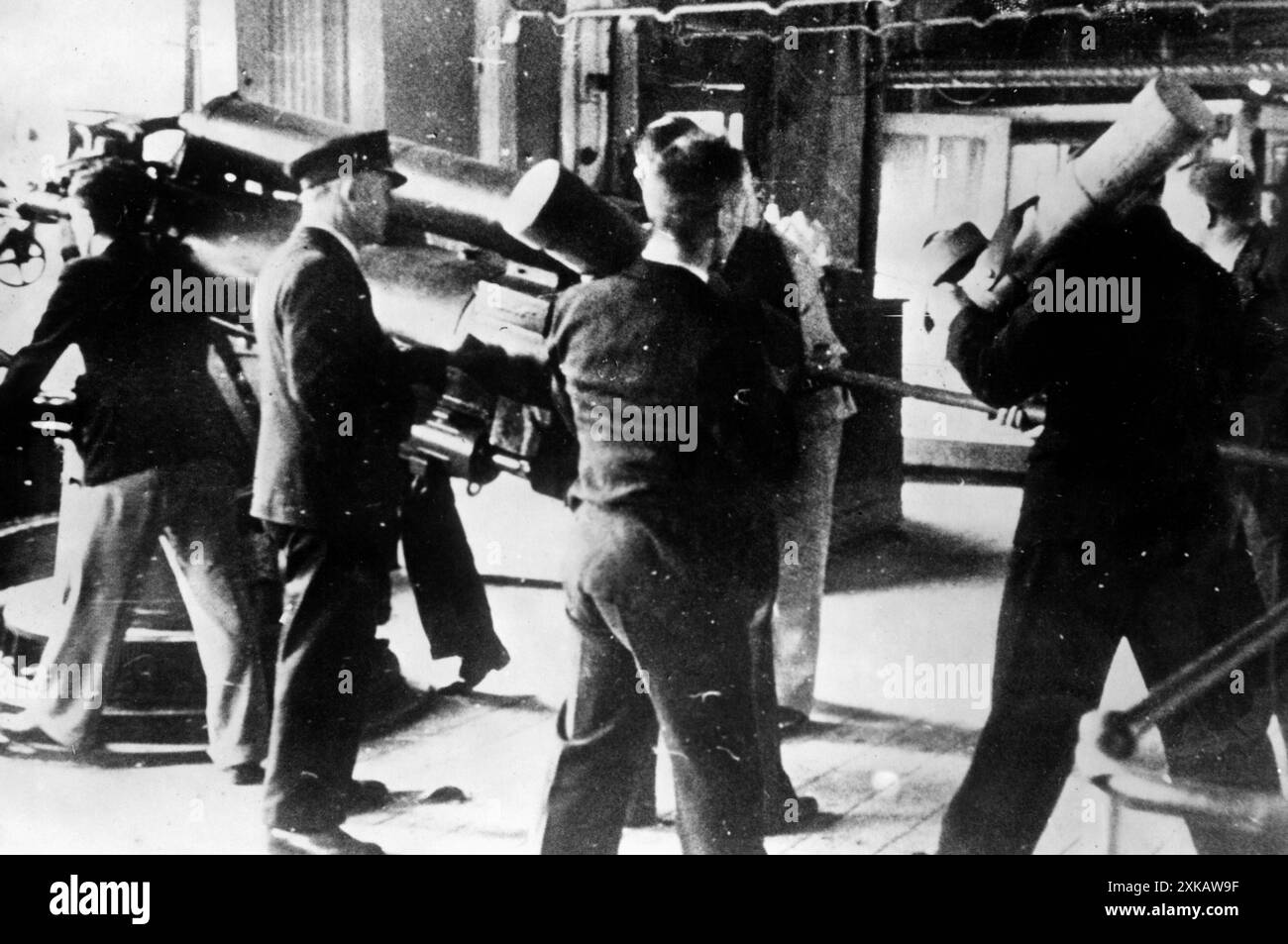 A British naval officer trains sailors on a gun of the type mounted on ...