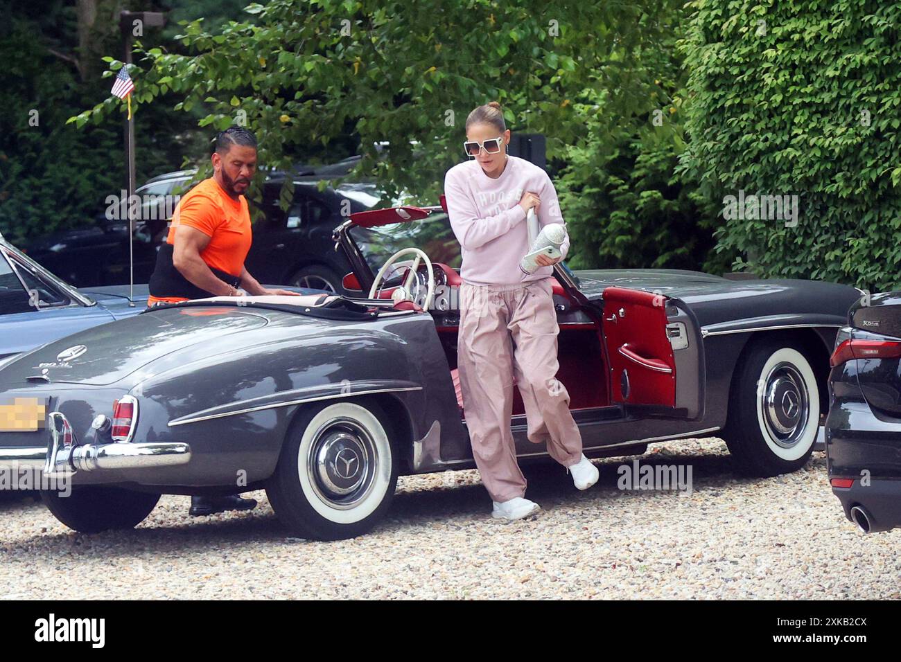 Jennifer Lopez and her manager Benny Medina arriving at the gym in ...