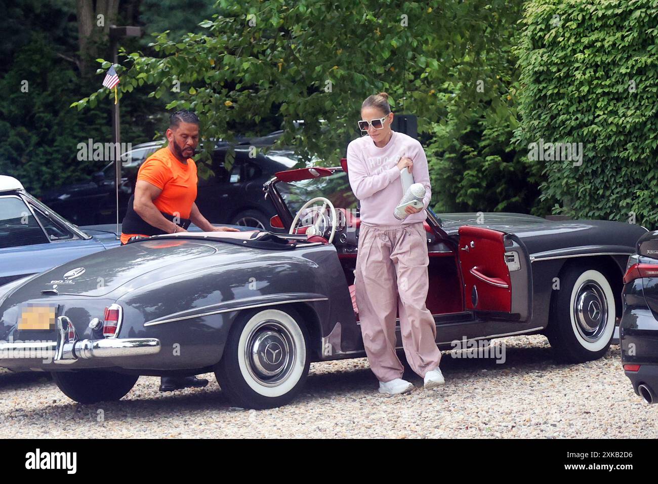 Jennifer Lopez and her manager Benny Medina arriving at the gym in ...