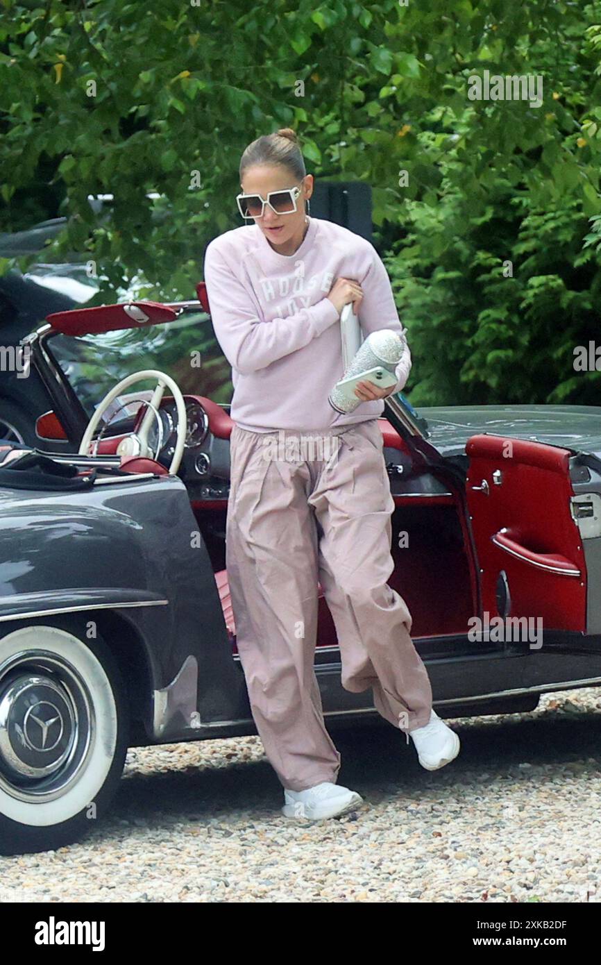 Jennifer Lopez and her manager Benny Medina arriving at the gym in ...