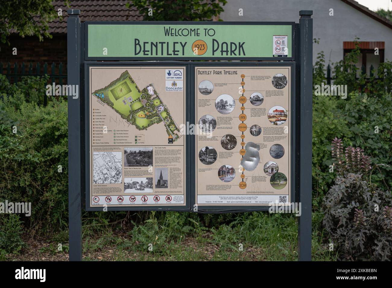Welcome to Bentley park sign Stock Photo - Alamy