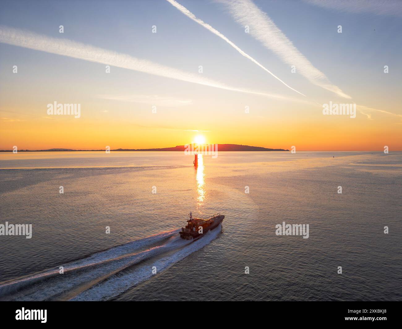 Speed boat departing Dublin Bay at sunrise Stock Photo - Alamy