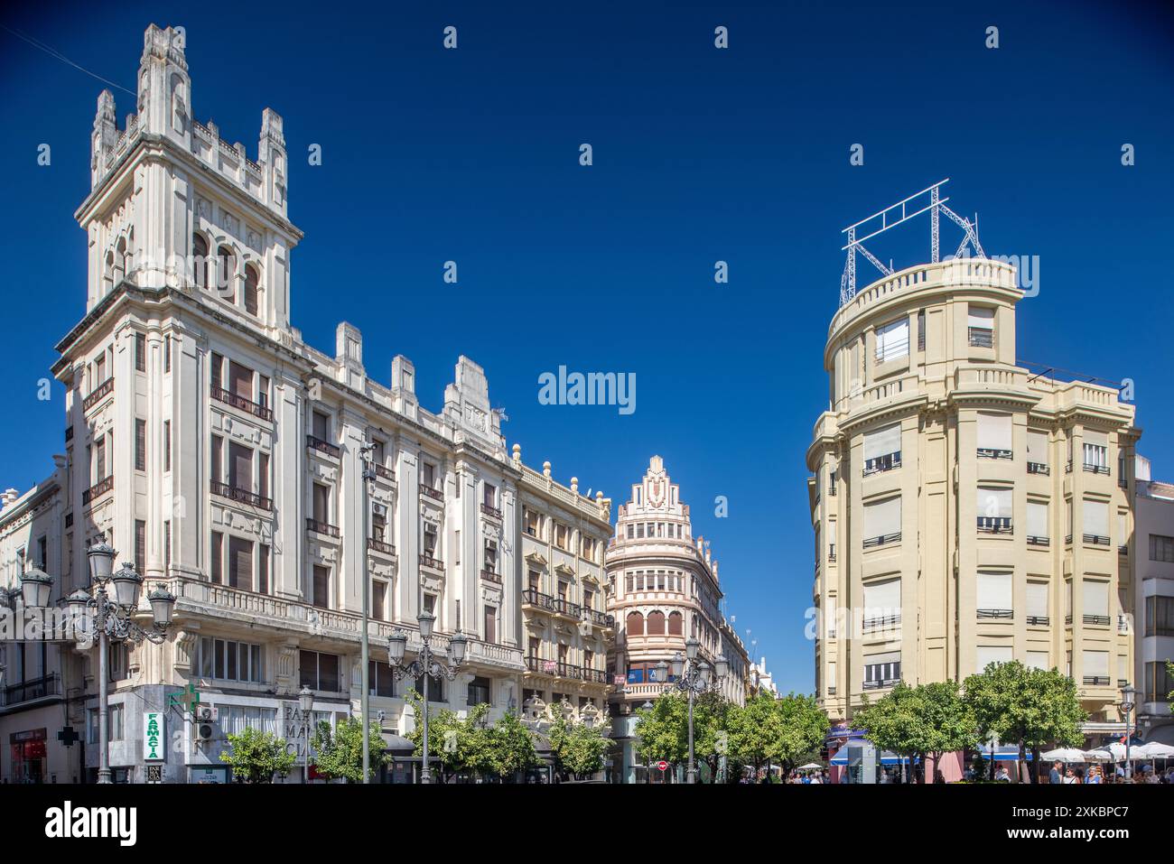 Showcasing the early 20th century streetscape of the city hi-res stock ...