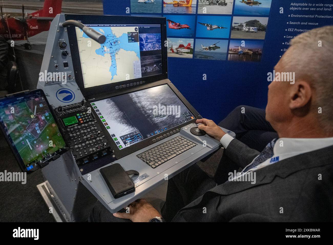 Farnborough, UK. 22 July 2024. A visitor tries the MSS 8000 airborne ...