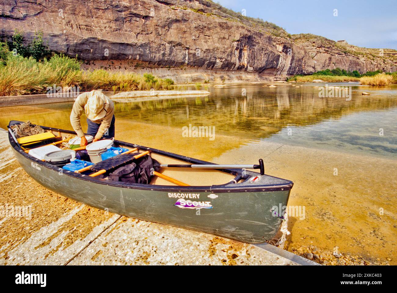 Canoeist at Weir Dam, Pecos River, Edwards Plateau, Texas, USA Stock ...