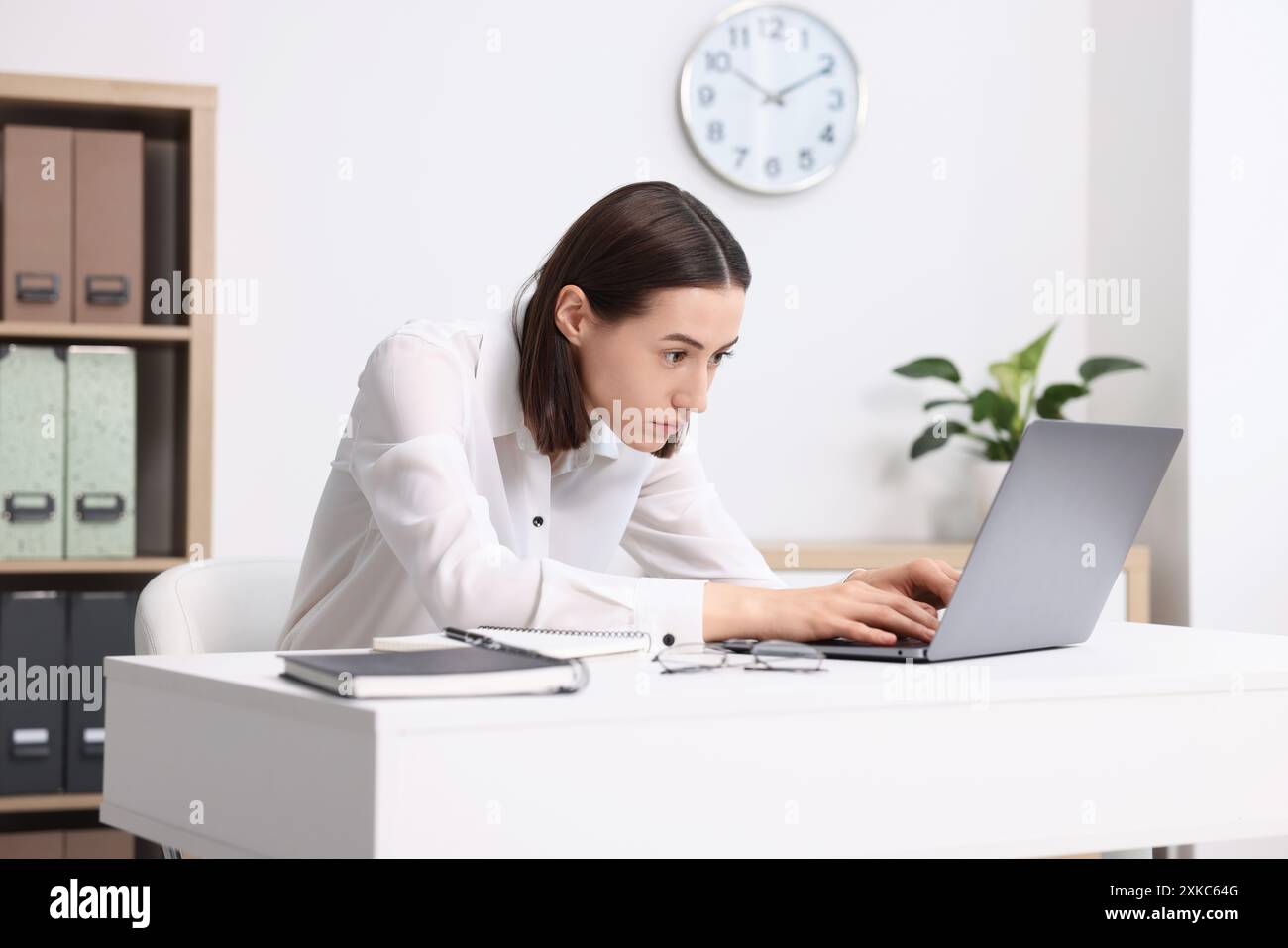 Posture slouch desk hi-res stock photography and images - Alamy