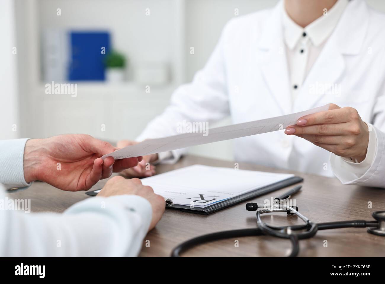 Doctor giving prescription drug hi-res stock photography and images - Alamy