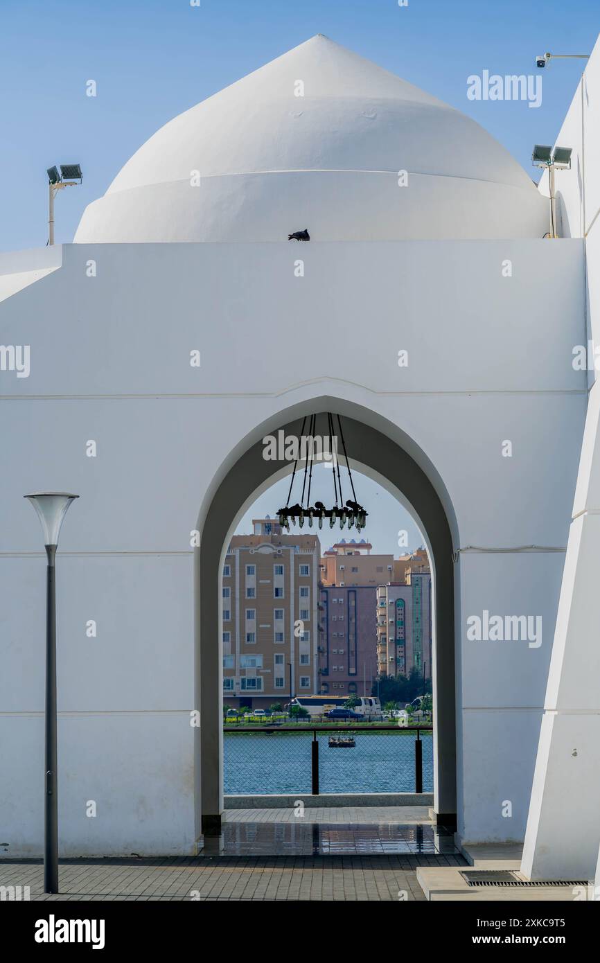 The arch in the Jaffali Mosque, a Muslim temple in Jeddah, Saudi Arabia ...