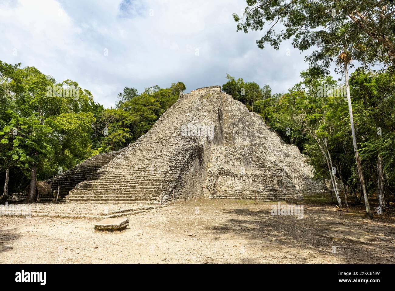 Mayan pyramid steps down hi-res stock photography and images - Alamy