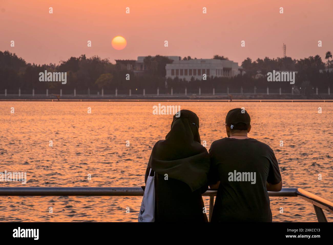 The sweet Arab couple in Islamic clothes on the Jeddah waterfront (Al ...