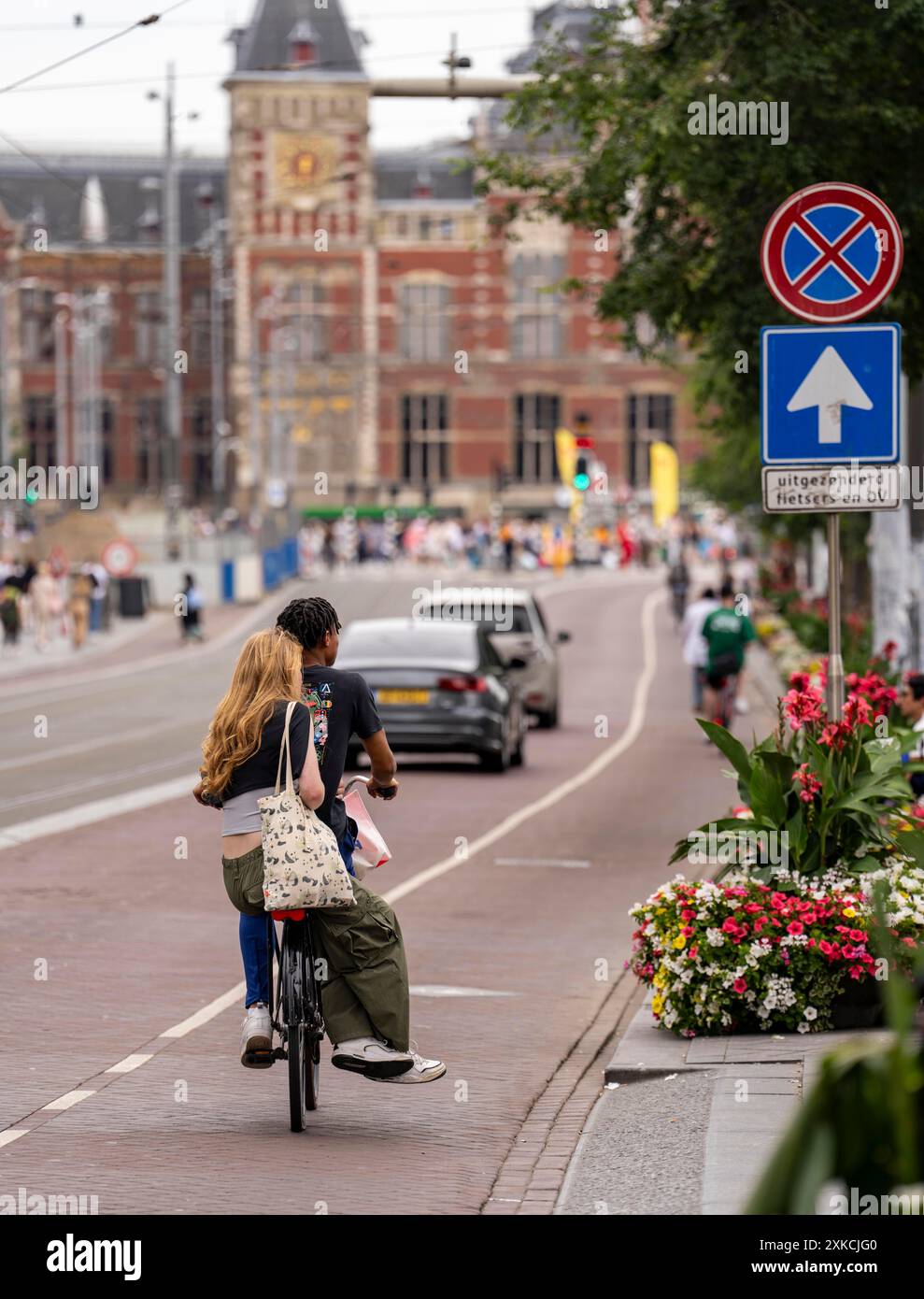 Cycle path on the Damrak shopping street, Amsterdam, Netherlands Stock ...