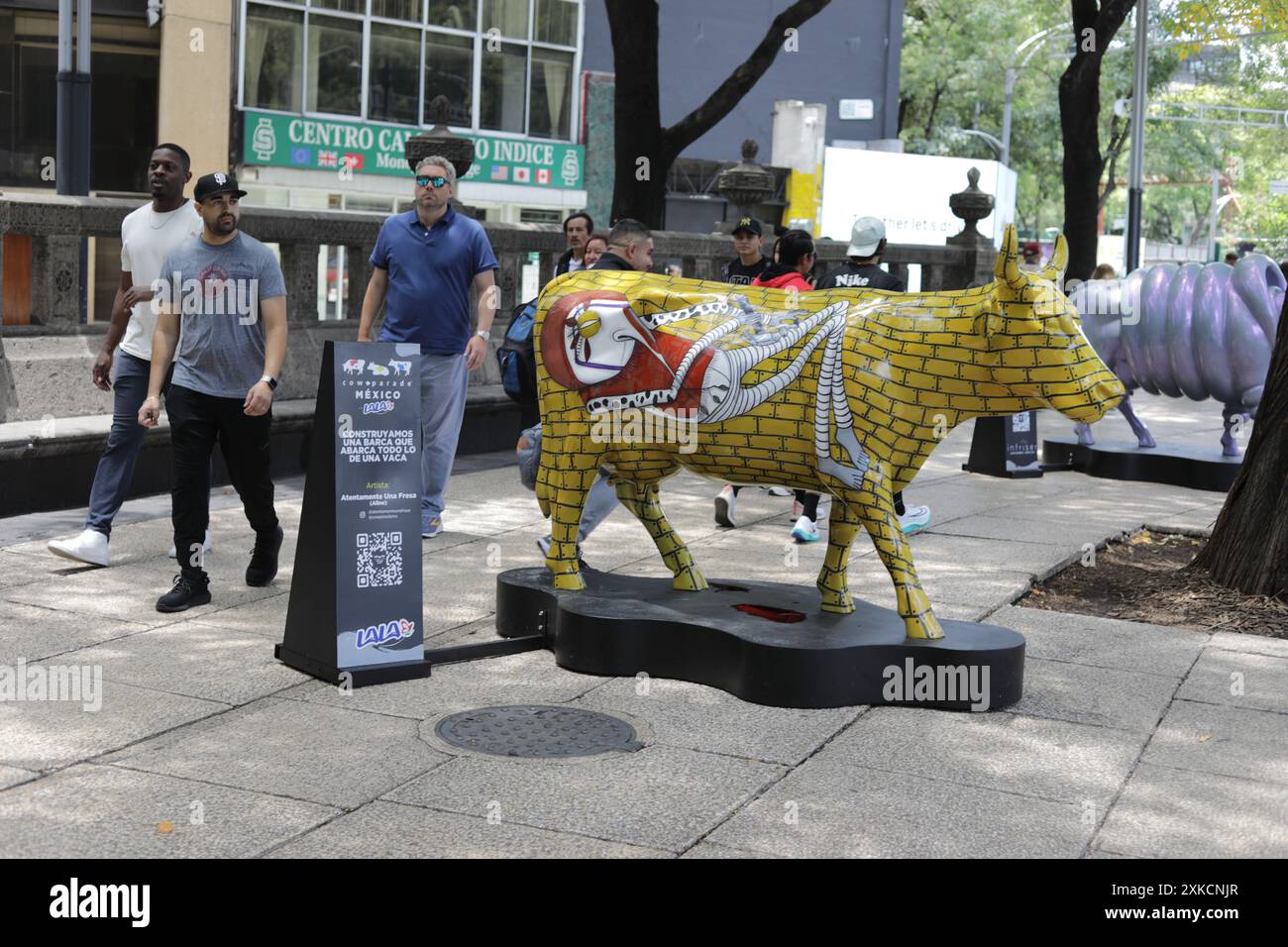 Life size fiberglass cows hi-res stock photography and images - Alamy