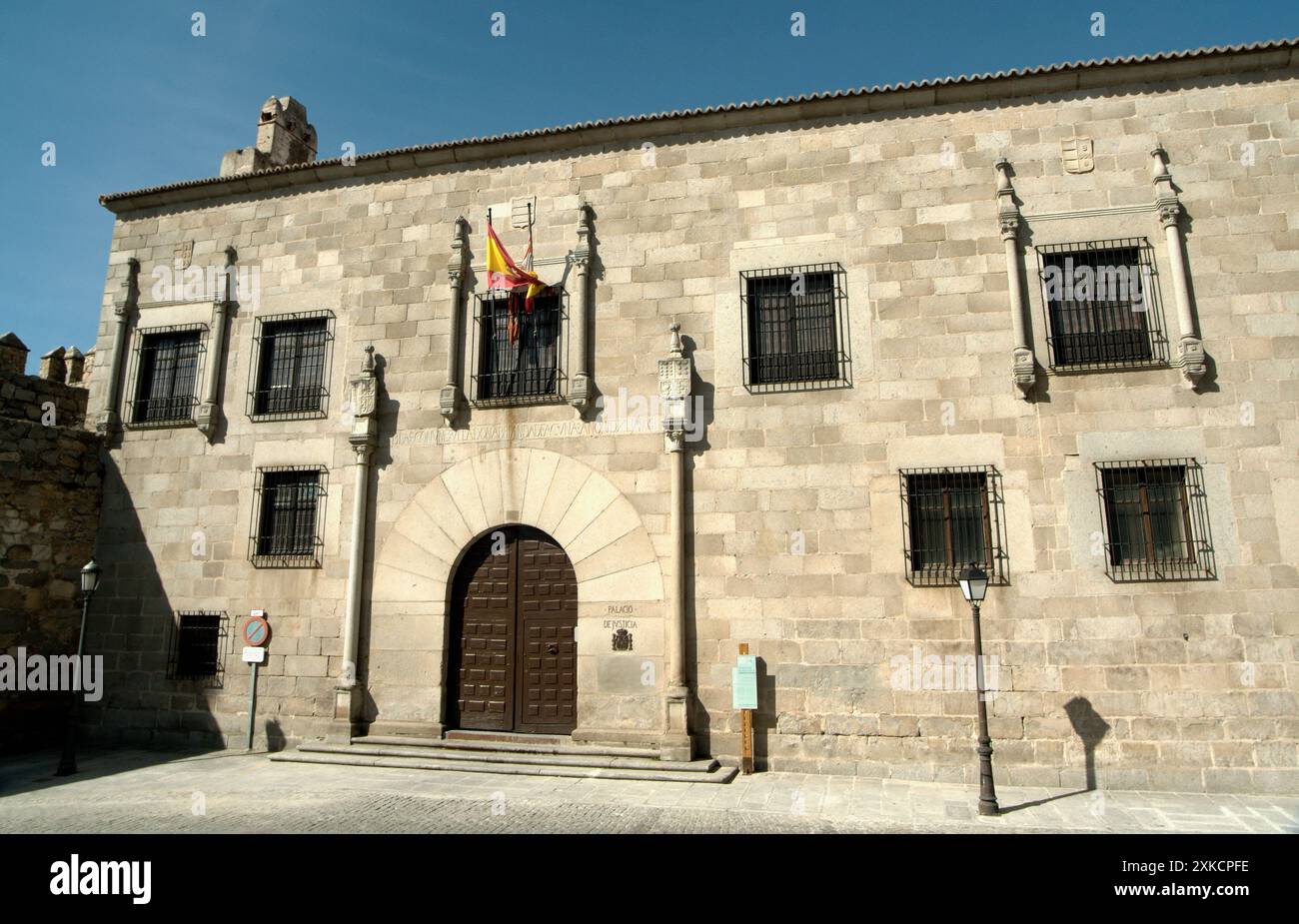 Palacio de Núñez Vela, first viceroy of Perú (16th. cent.). Ávila (city ...