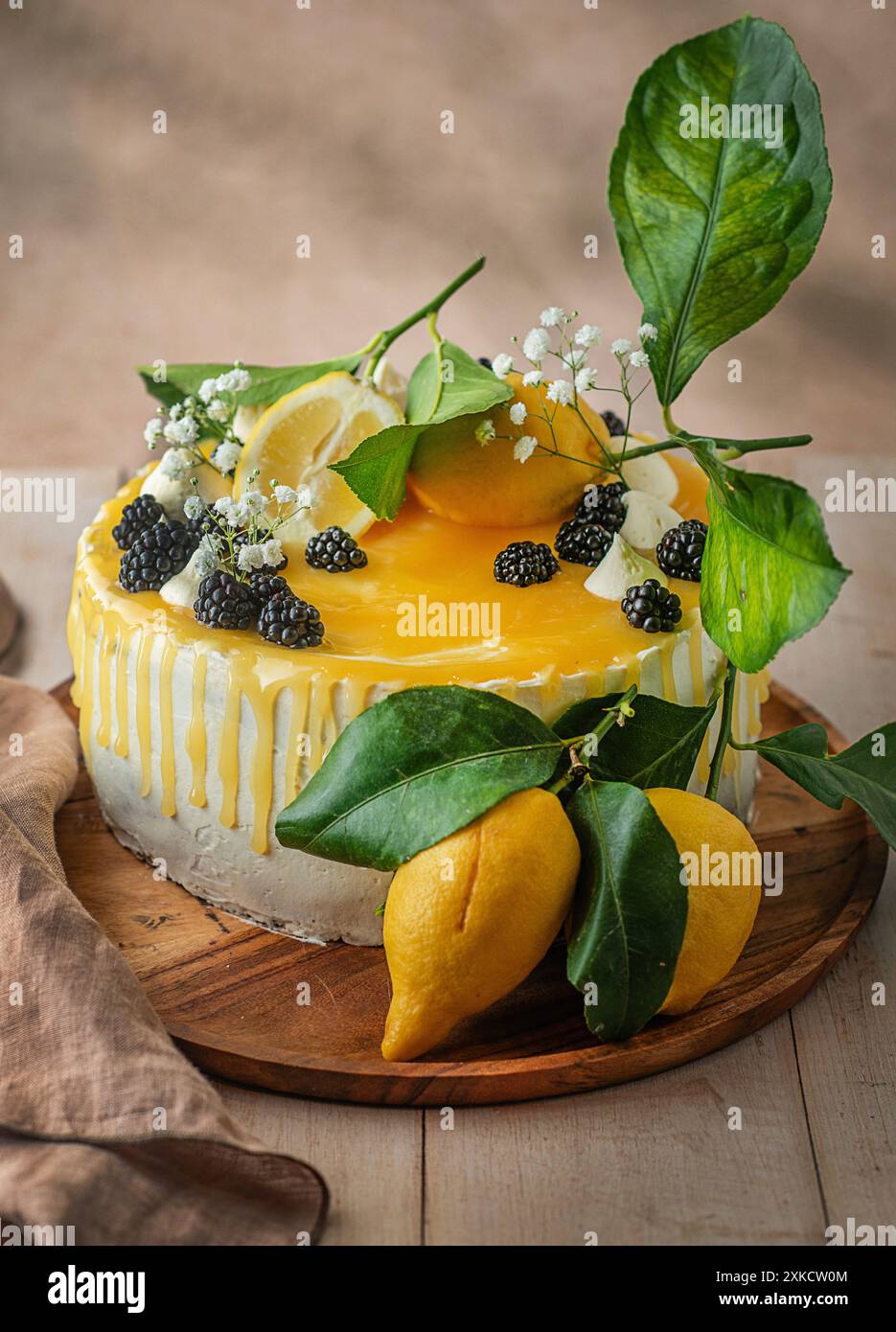 Lemon wedding cake hi-res stock photography and images - Alamy