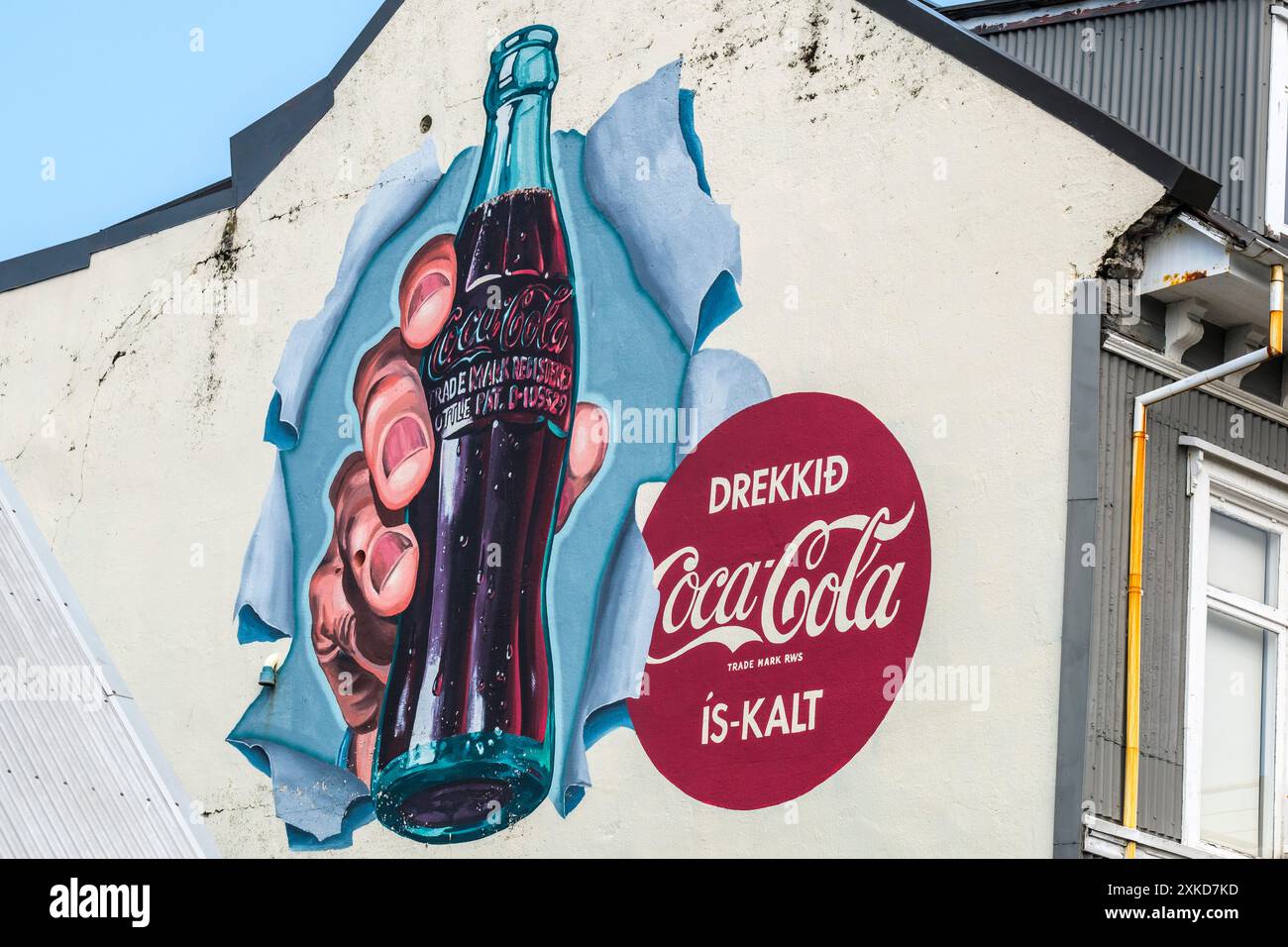 Publicité Coca-Cola peinte sur une mur et un magasin | Painted ...
