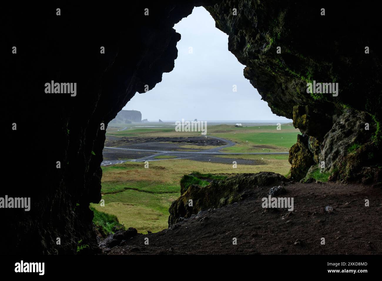 Around the Loftsalahellir cave and in the cave | Autour et dans la ...