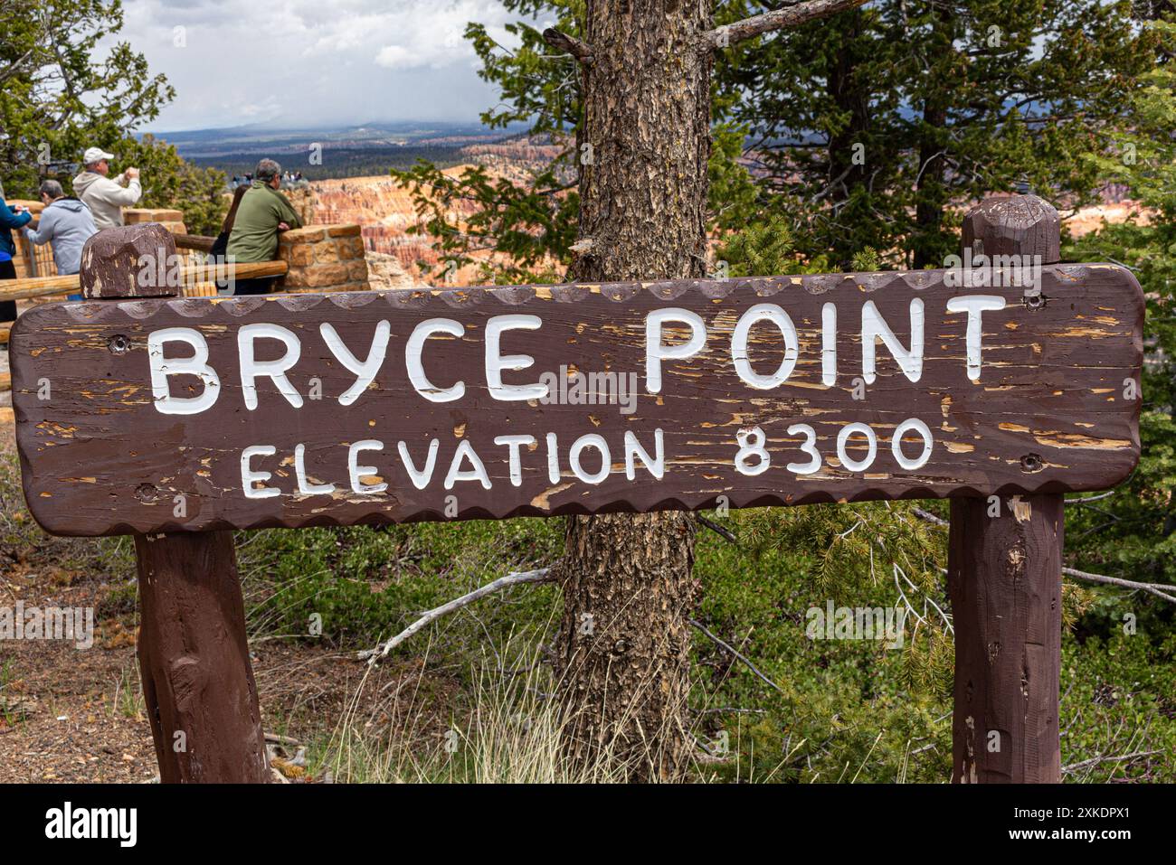 Signage for Bryce Point for the Hoodoos rock formations at Bryce Canyon ...