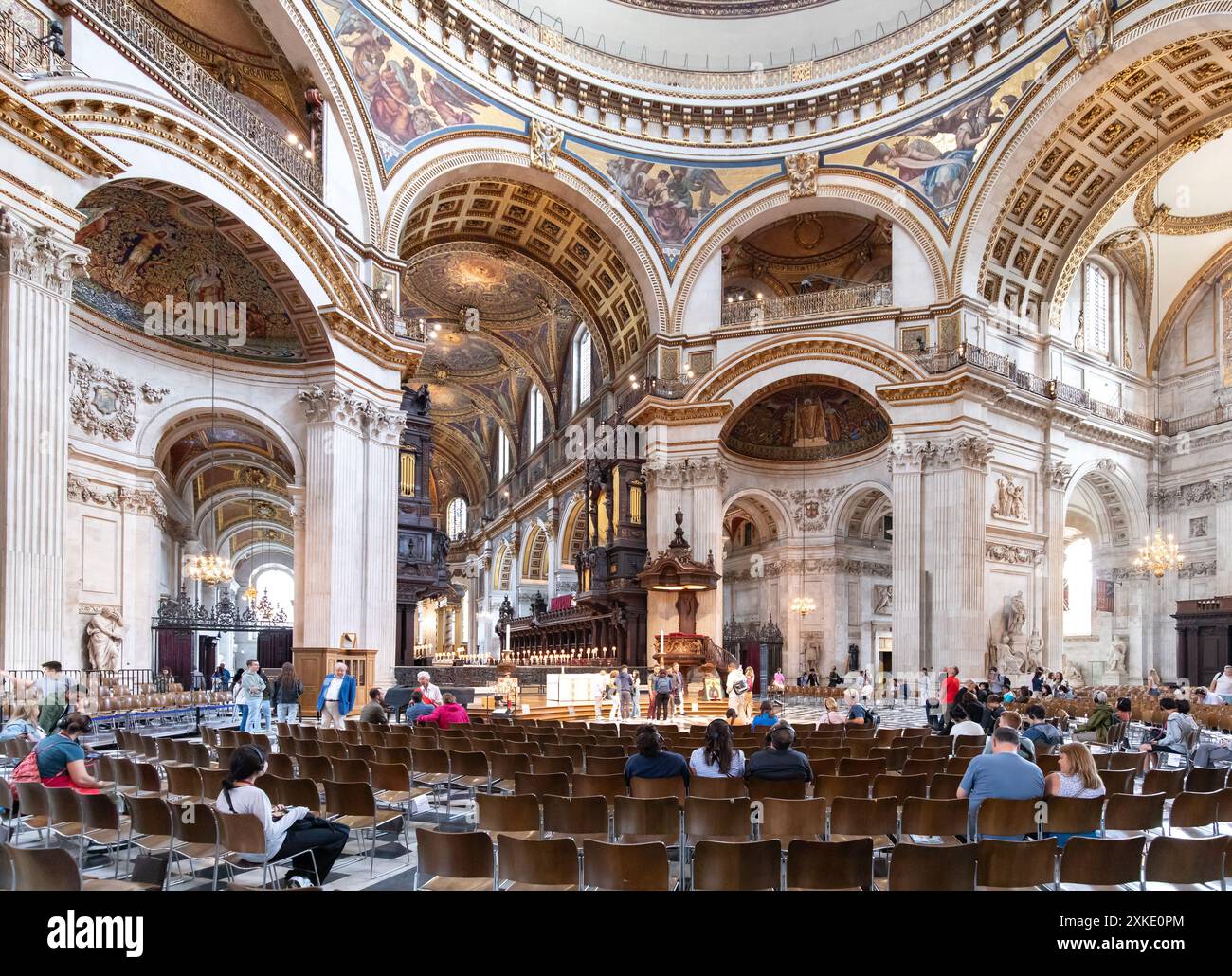 St. paul's cathedral dome interior hi-res stock photography and images ...