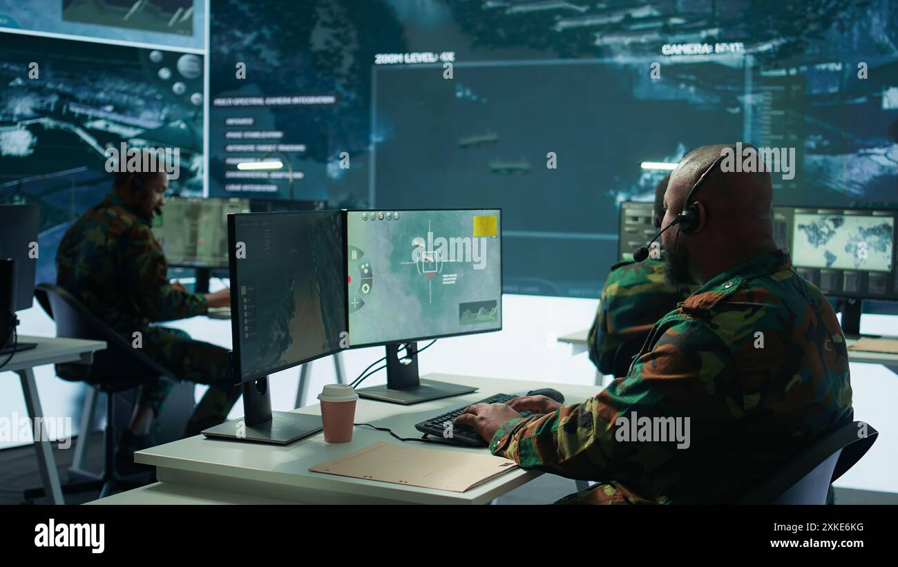 Military personnel using computers hi-res stock photography and images ...