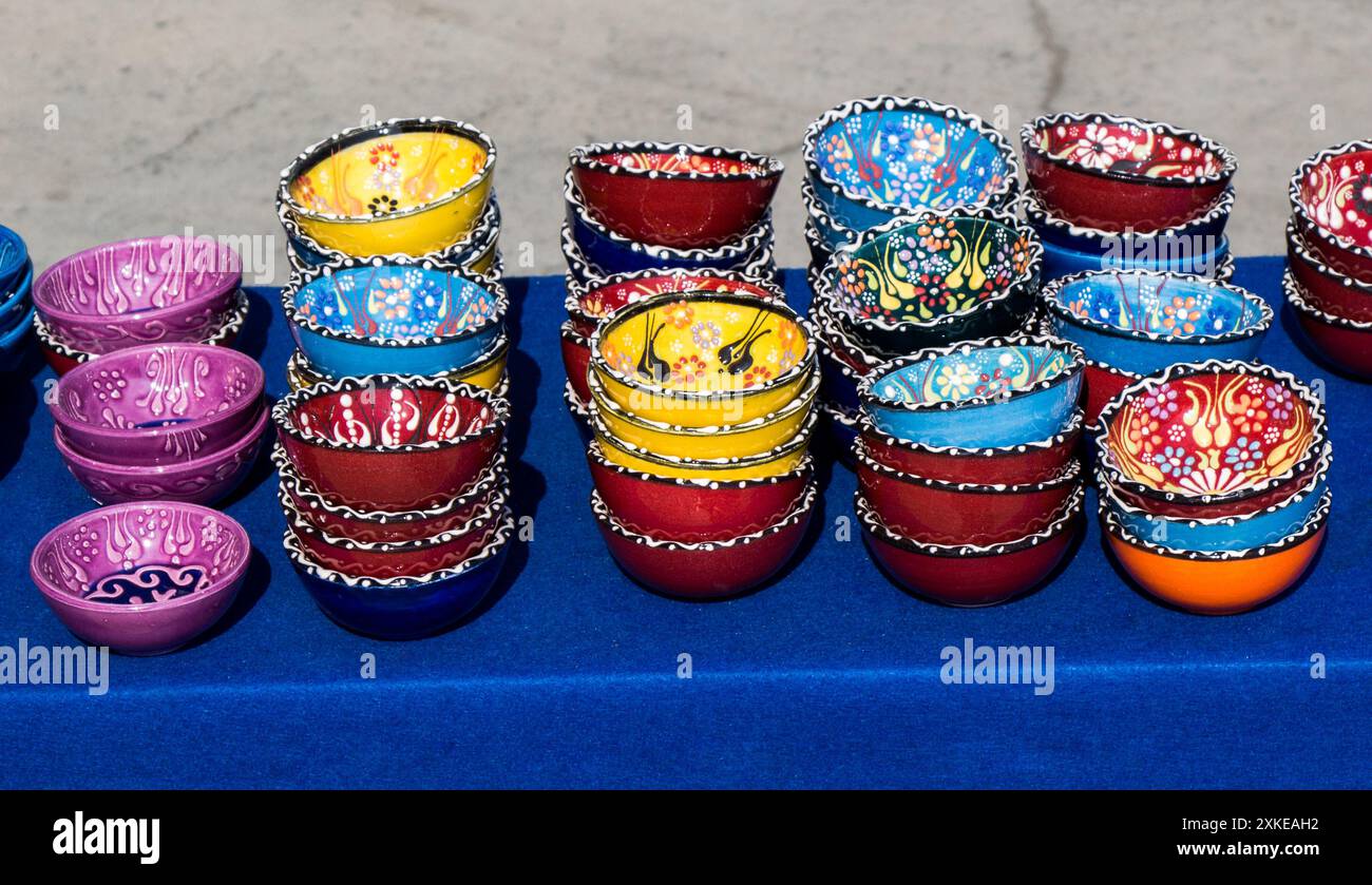 Traditional Turkish ceramic plates in bazaar Stock Photo - Alamy