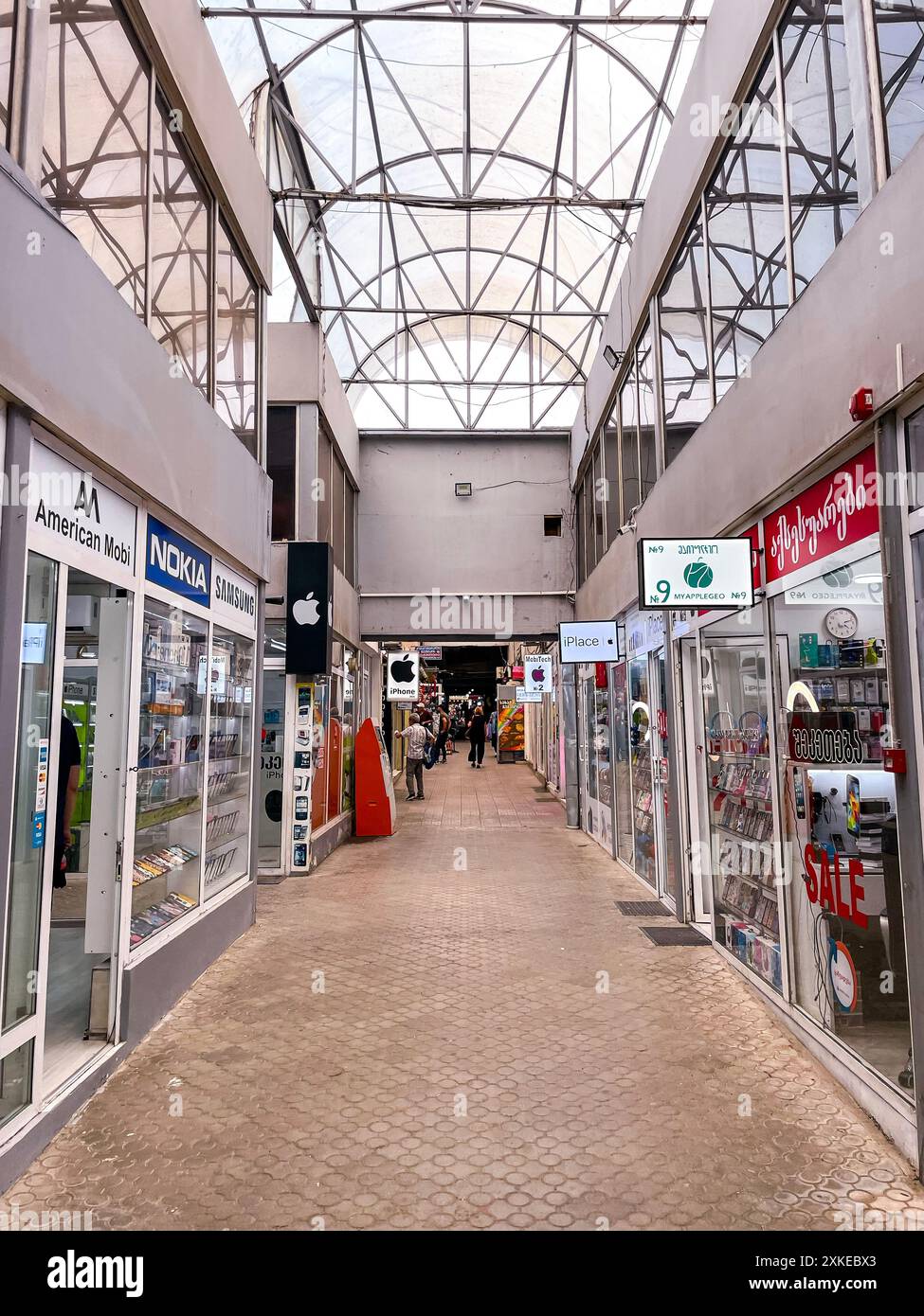 Second hand electronic market hi-res stock photography and images - Alamy