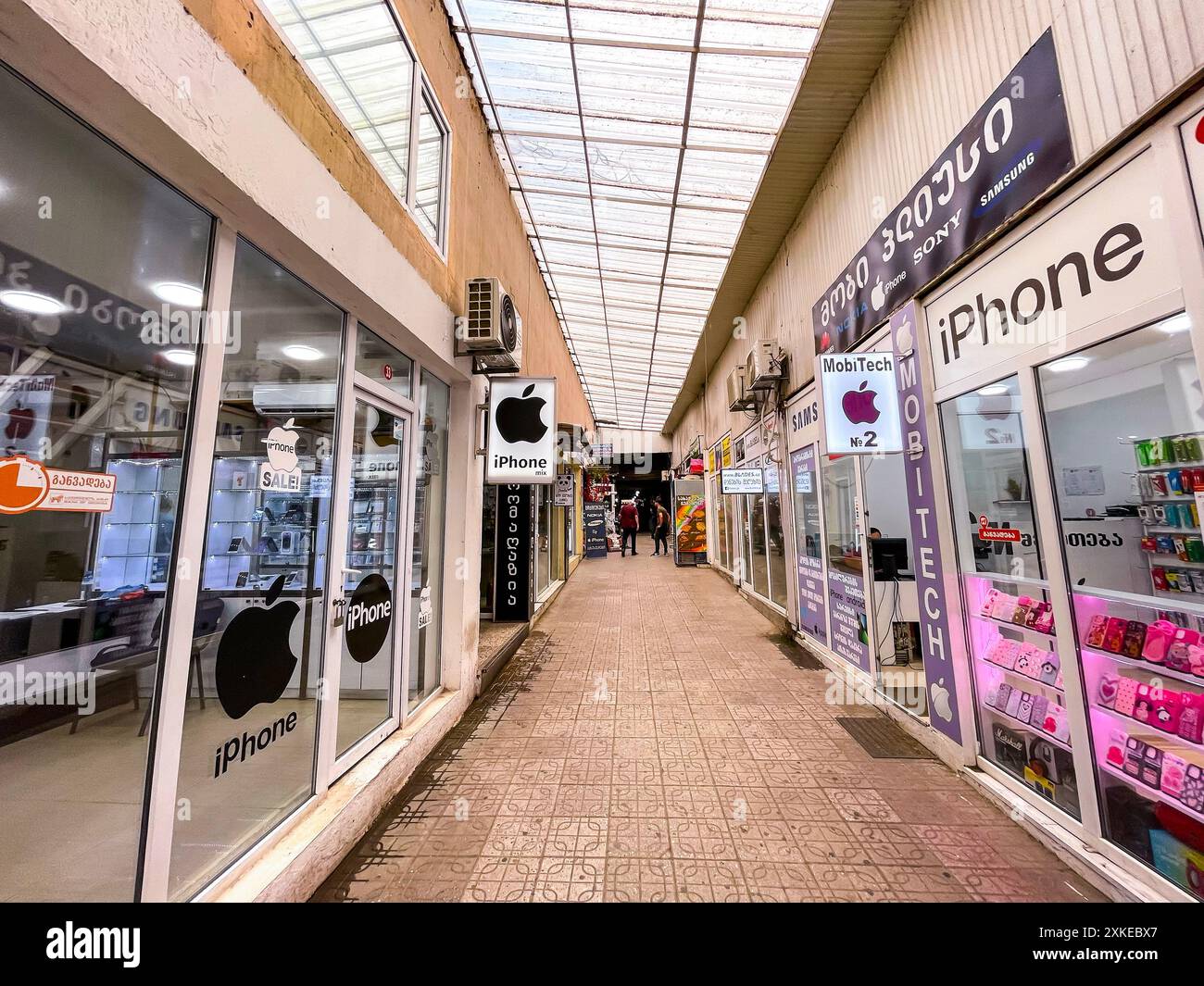 Second hand electronic market hi-res stock photography and images - Alamy