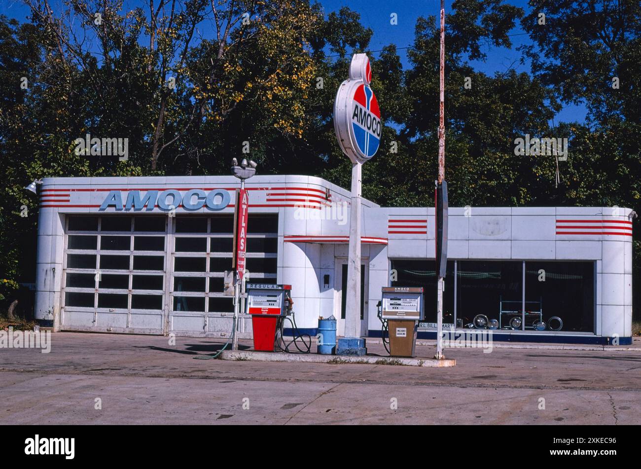 Vintage gas station hi-res stock photography and images - Alamy