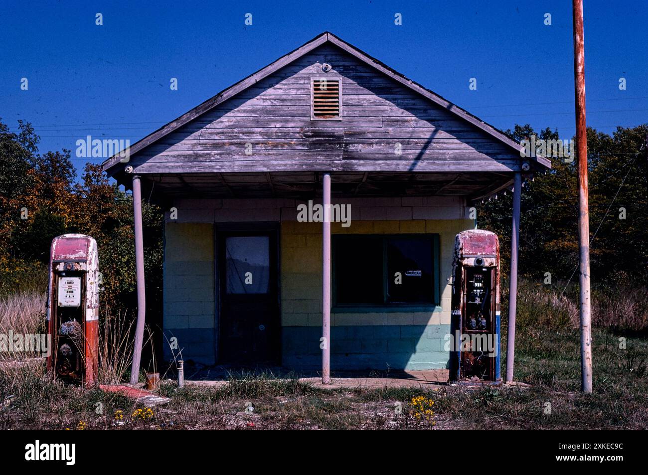 Old vintage gas petrol station hi-res stock photography and images - Alamy