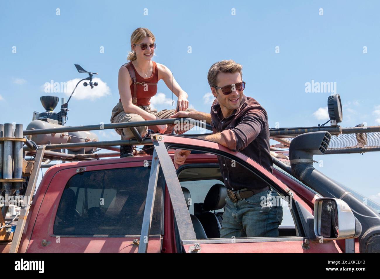 TWISTERS, from left: Daisy Edgar-Jones, Glen Powell, 2024. ph: Melinda ...