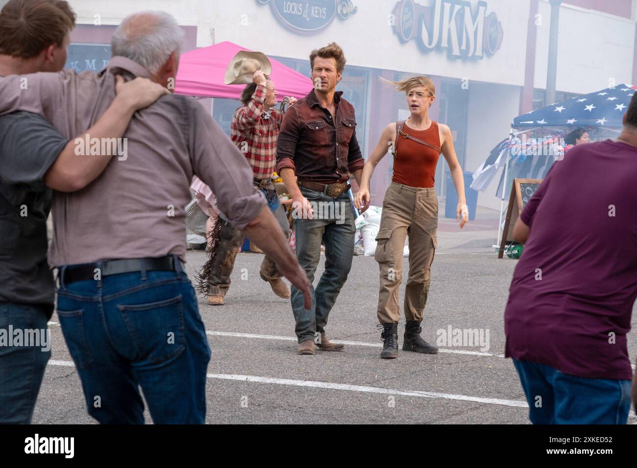TWISTERS, center, from left: Glen Powell, Daisy Edgar-Jones, 2024. ph ...